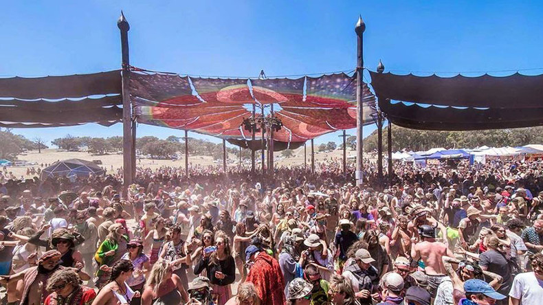 Watch man being waterboarded ‘for fun’ at Aussie music festival (VIDEO ...