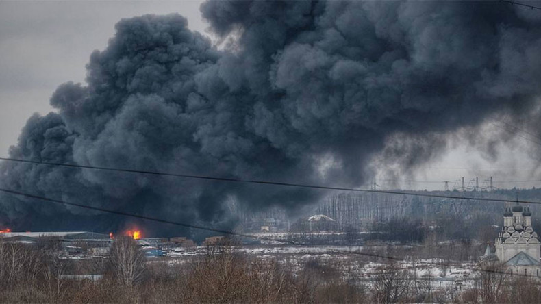 Plumes of black smoke as massive fire erupts at market near Moscow ...