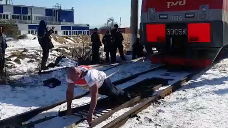 Russian strongman hauls 288-ton train in world record bid (VIDEO) — RT News