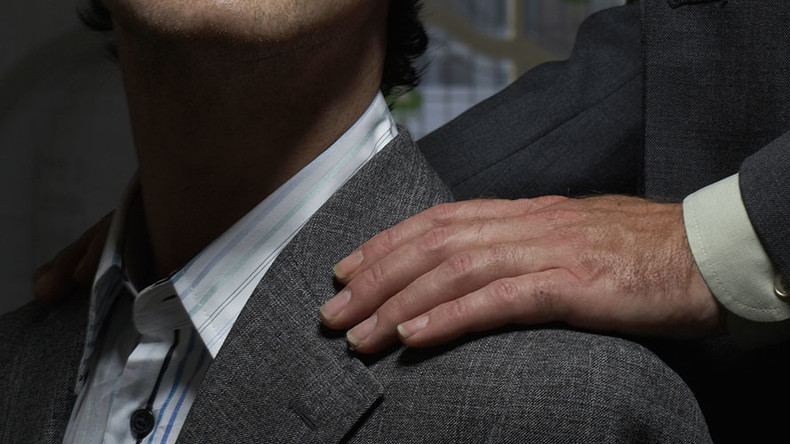 MI6 plans return to ‘tap on shoulder’ spy recruiting — RT UK