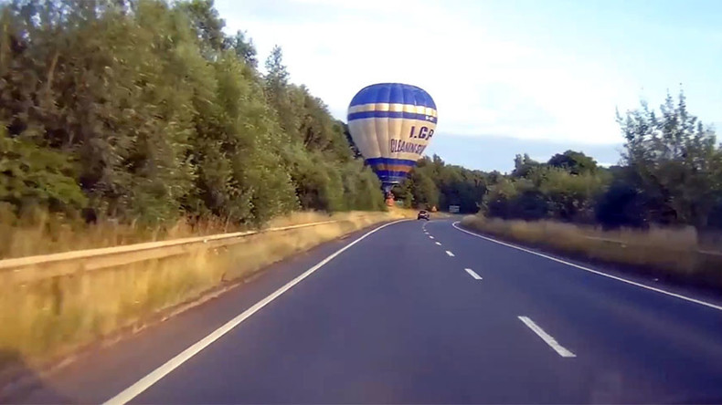 Hot air balloon skims UK road in dramatic landing (VIDEO) — RT Viral