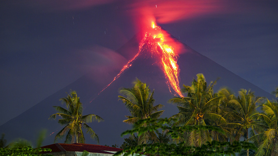 Mayon volcano in Philippines spews lava fountains & ash plumes as thousands more flee (VIDEO ...