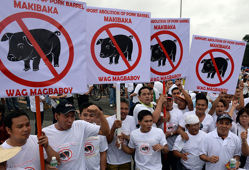 Thousands protest against entrenched corruption in Philippines — RT In ...