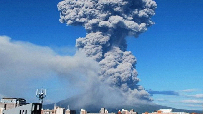 Record eruption at Japanese volcano, city covered in ash — RT News