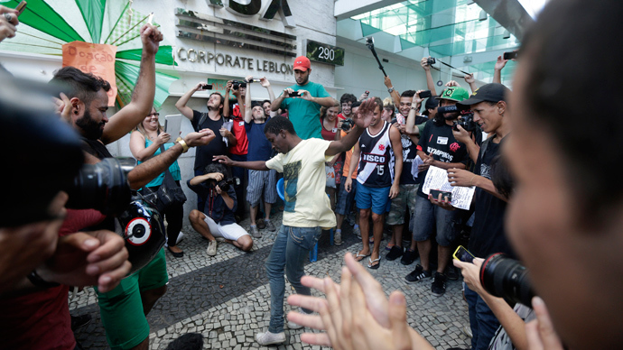 Mall rats: Brazilian flash mob forces closure of luxury shopping center ...