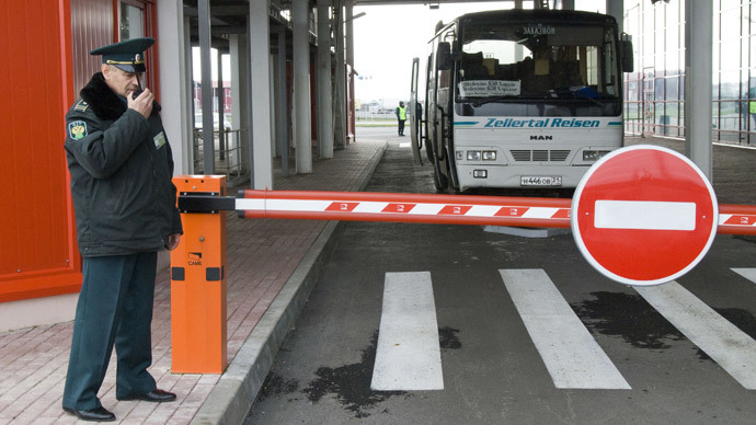 Russian checkpoint on Ukraine border comes under fire — RT News