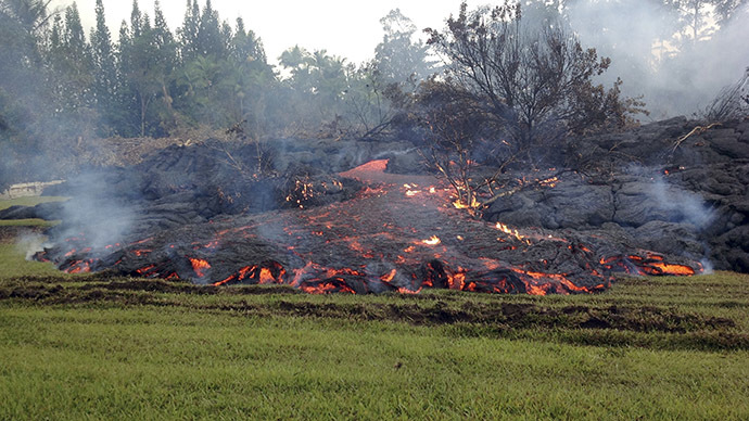Lava from Hawaii volcano destroys first house on Big Island (VIDEO ...