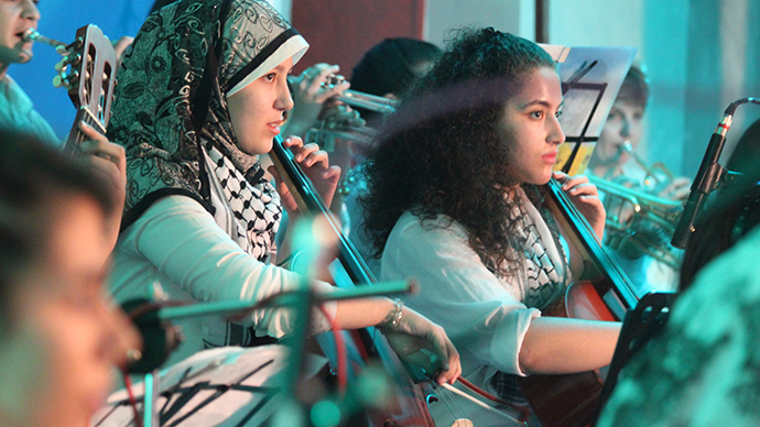 ‘Here there’s peace, not war’: A look inside a Gaza music school — RT News