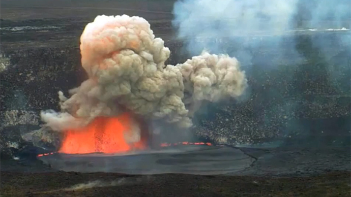 Hawaii volcano explodes after rocks fall into active crater (VIDEO ...